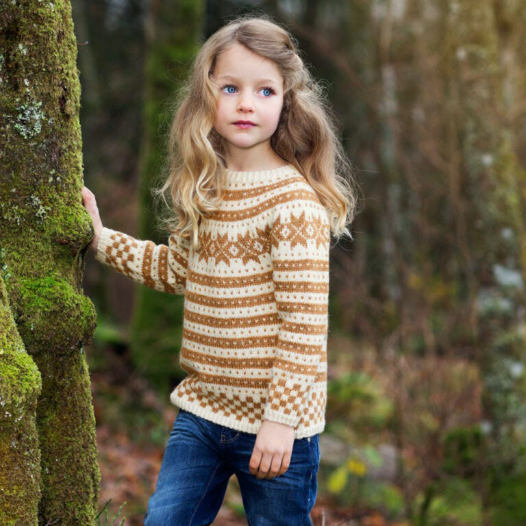 Fanagenser til jente med rundfelling – Gratis strikkeoppskrifter