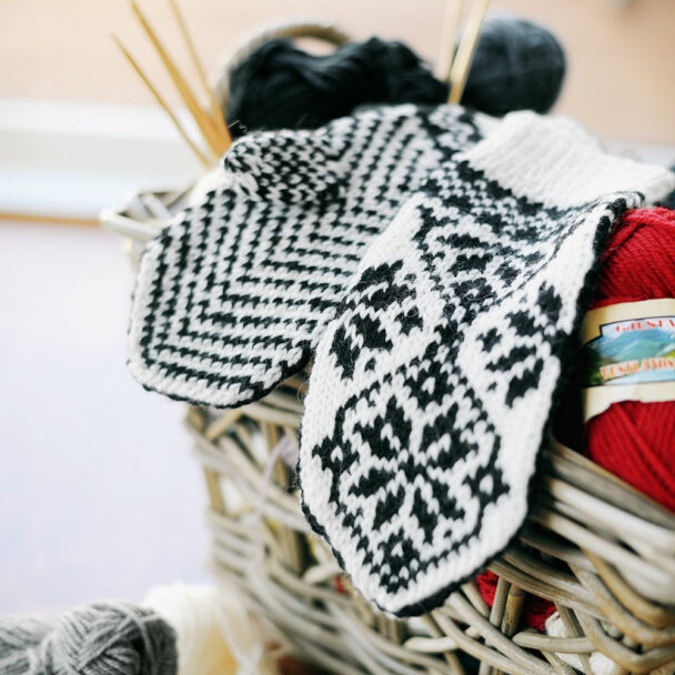 Votter med norsk mønster – Gratis strikkeoppskrifter